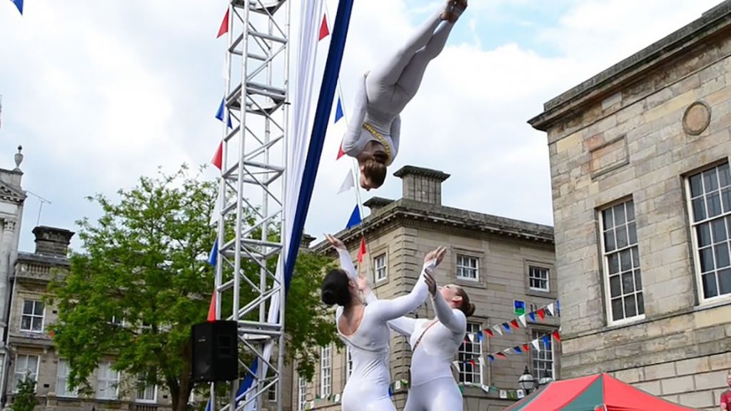 Acrobatic Troupe - Tumbellina