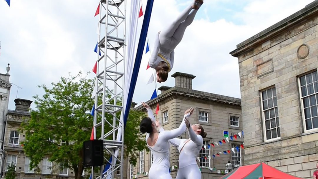 Acrobatic Troupe - Tumbellina