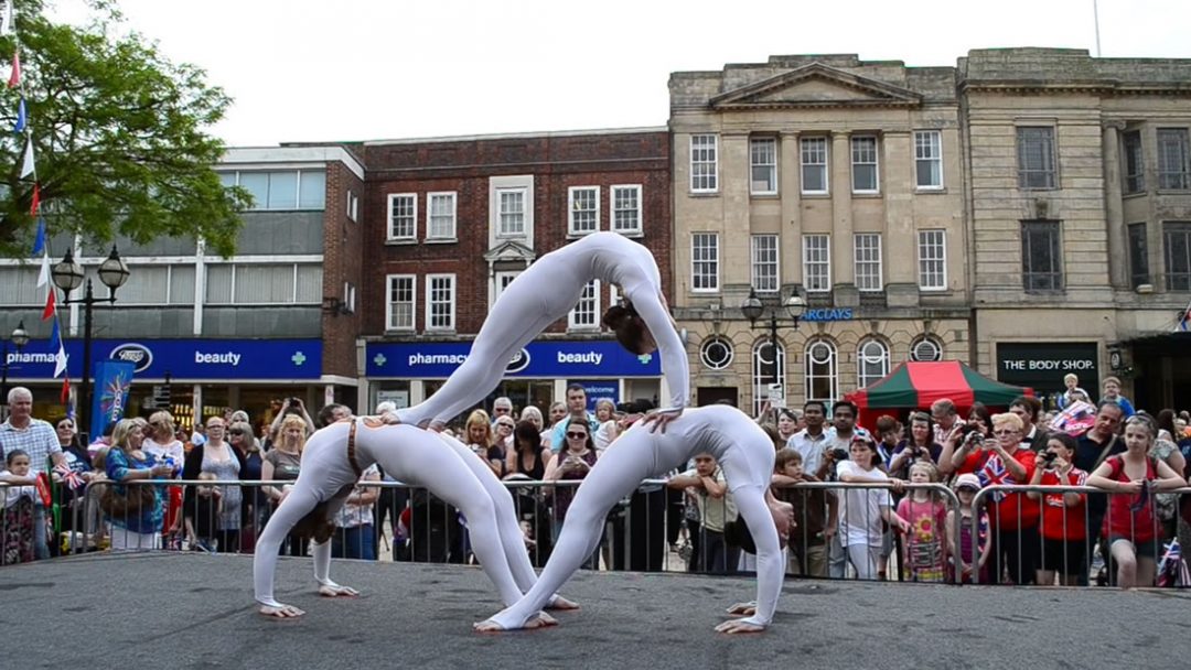 Acrobatic Troupe - Tumbellina