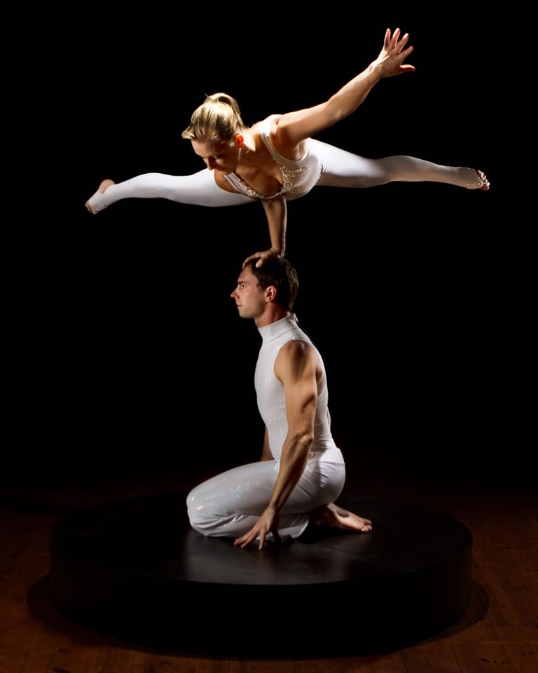 Acrobatic Troupe - Tumbellina