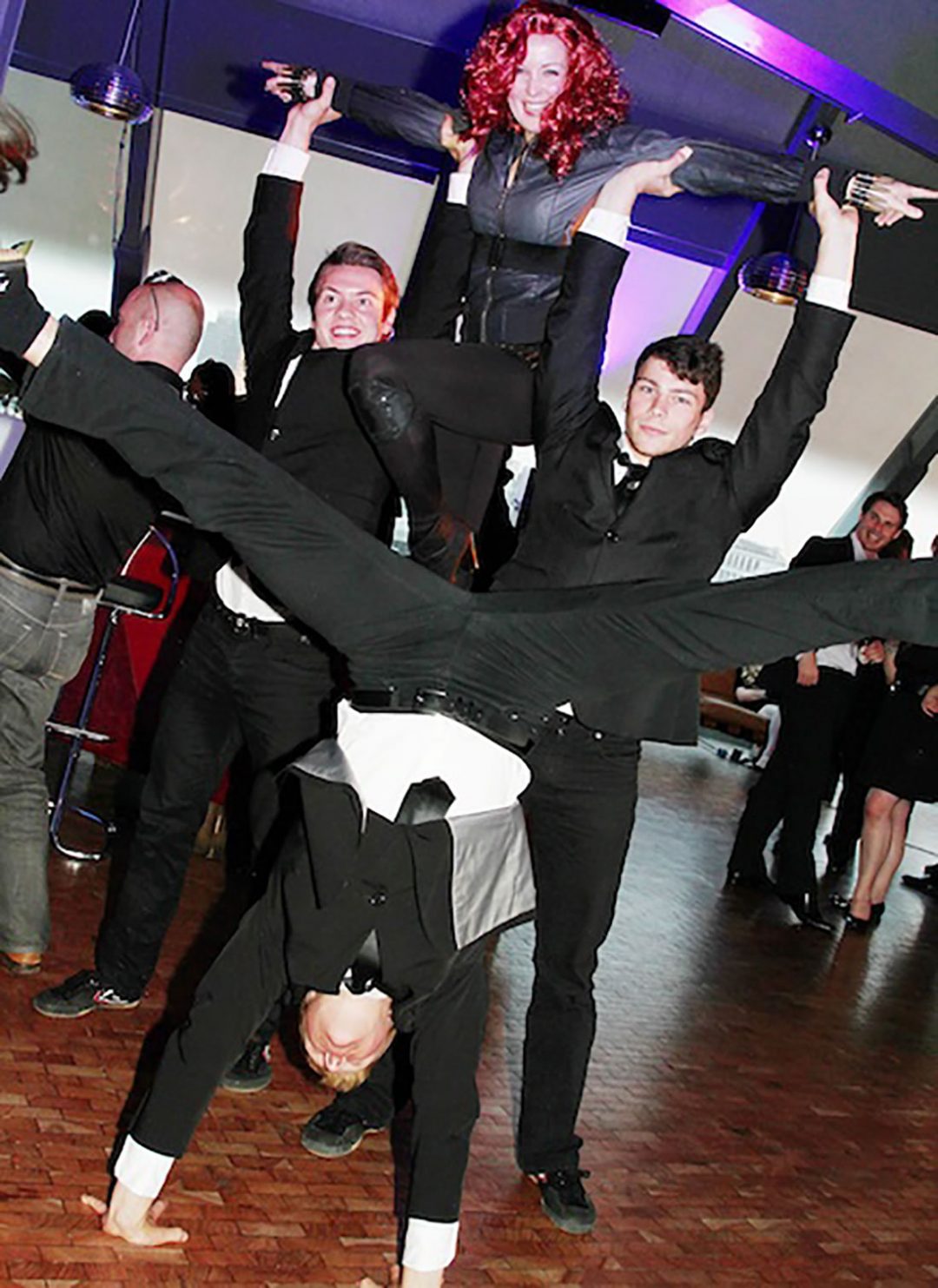 Acrobatic Troupe - Tumbellina